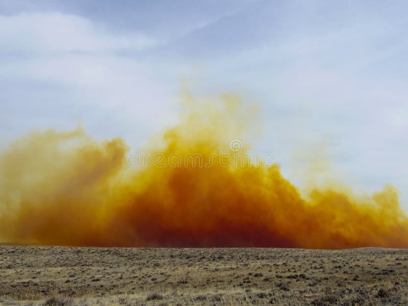 Stickstoffdioxid-Staubwolke Von Einer Bergwerkexplosion Stockbild ...