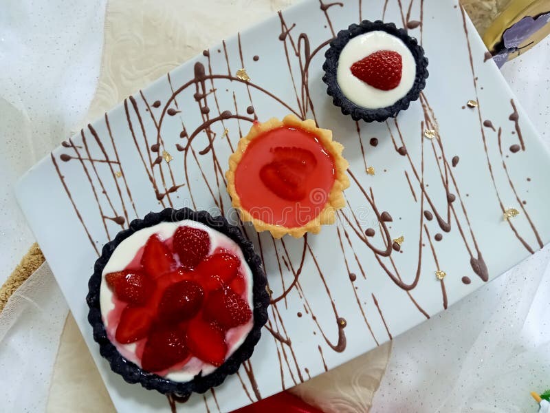 STICKY TOFFEE and STRAWBERRY Tarlet Buah Stock Photo - Image of tarlet ...