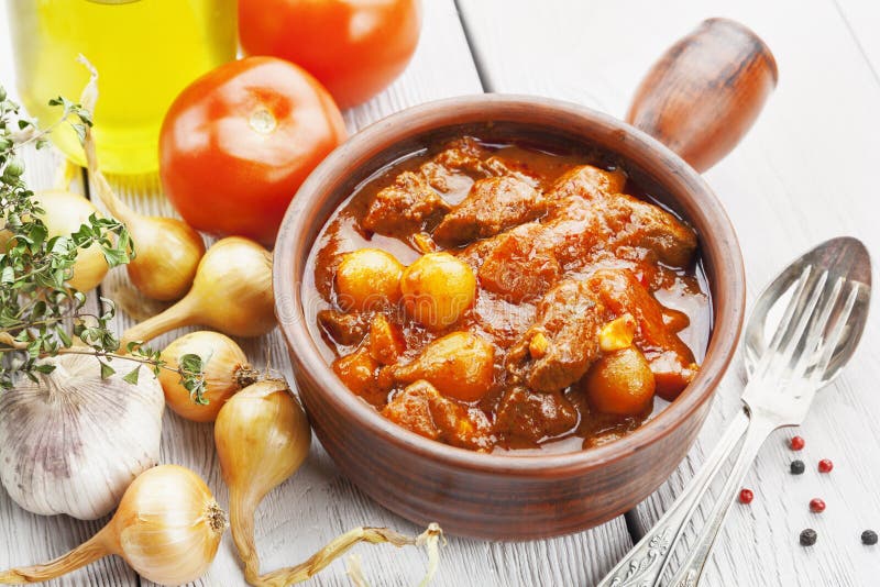 Stifado greco del manzo fotografia stock. Immagine di sano - 46574160