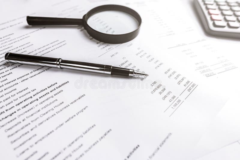 Stift Und Lupe Auf Finanzberichten Stockfoto - Bild von investition ...