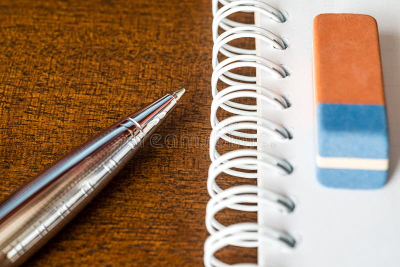 Notizbuch Mit Einem Stift Und Einem Radiergummi Auf Dem Tisch Stockfoto ...