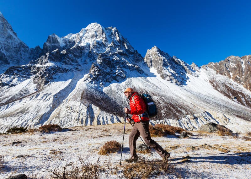 Stijging in Himalayagebergte Stock Afbeelding - Image of wandeling ...