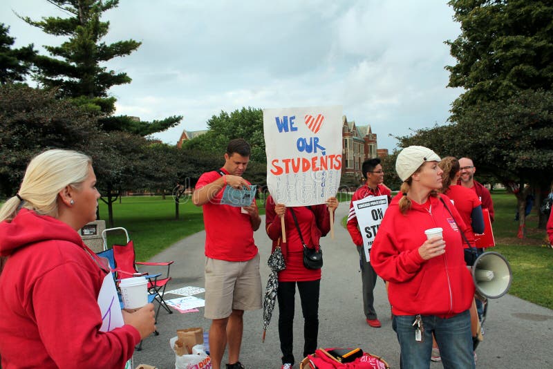 Stike 0n image éditorial. Image du école, adultes, publique - 26595635