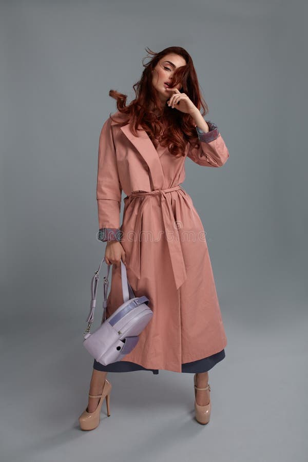 Stile Della Donna Modello Di Moda Wearing Fashionable Clothes in Studio ...