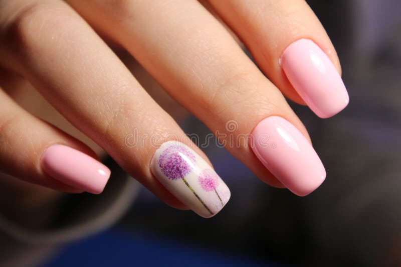 Stilfull Manikyr Med En Design Arkivfoto - Bild av utformning, rosa ...