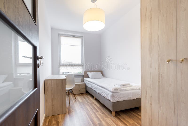 Stilfullt Vitt Sovrum I Litet Rum Arkivfoto - Bild av vitt, underlag ...