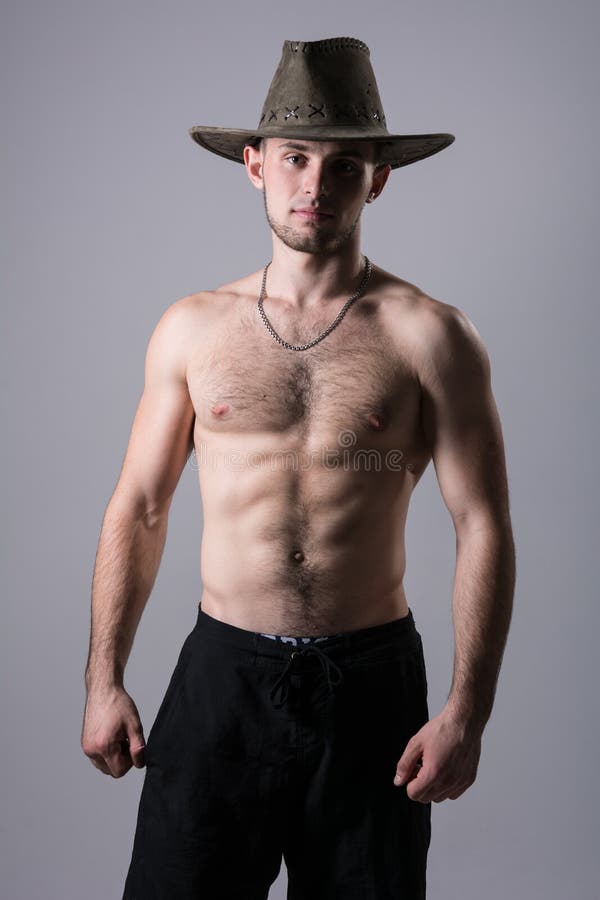 Stilig Man Som Poserar Med En Cowboyhatt Fotografering för Bildbyråer ...