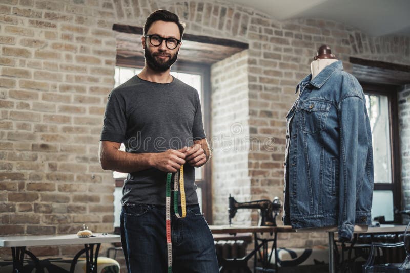 Stilista Che Lavora Nel Suo Studio Immagine Stock - Immagine di ...