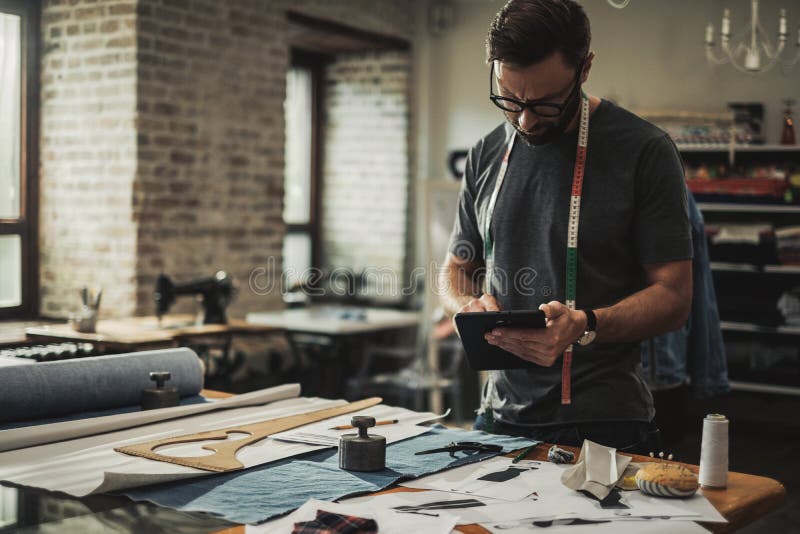 Stilista Che Lavora Nel Suo Studio Immagine Stock - Immagine di negozio ...