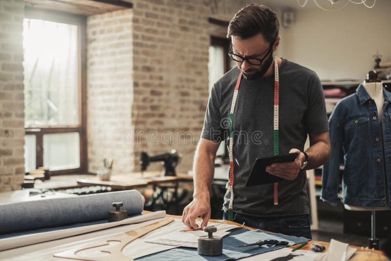 Stilista Che Lavora Nel Suo Studio Immagine Stock - Immagine di ...