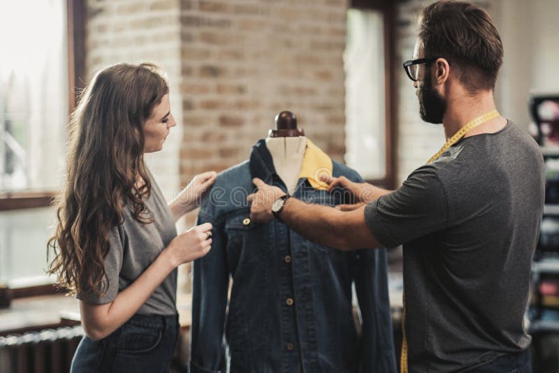 Stilista Che Lavora Nel Suo Studio Immagine Stock - Immagine di negozio ...