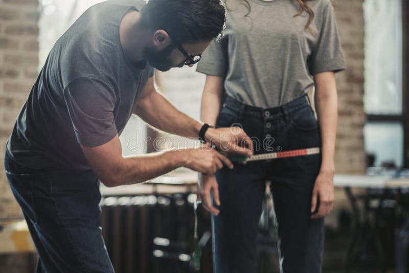 Stilista Che Lavora Nel Suo Studio Fotografia Stock - Immagine di ...