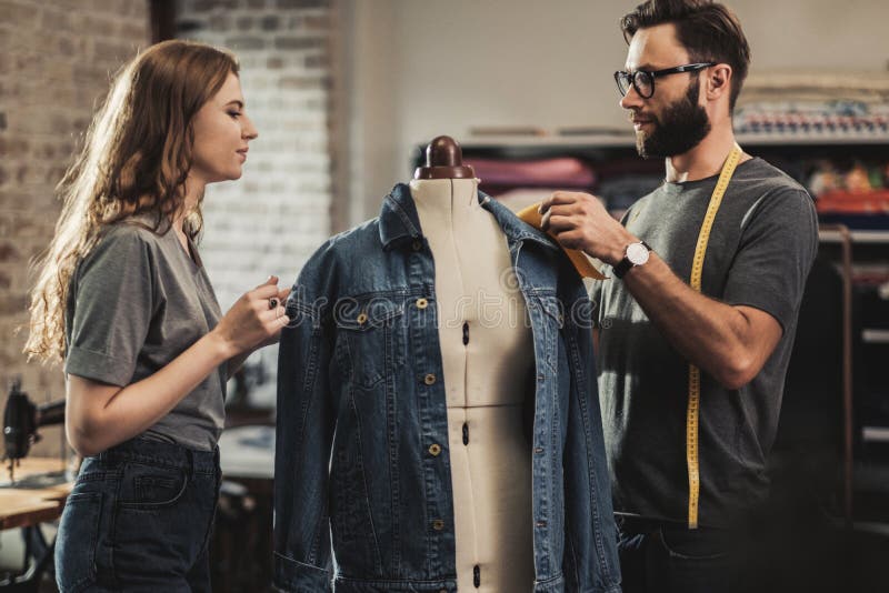 Stilista Che Lavora Nel Suo Studio Fotografia Stock - Immagine di ...