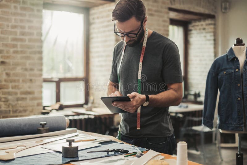 Stilista Che Lavora Nel Suo Studio Immagine Stock - Immagine di ...