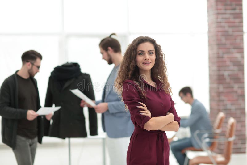 Stilista Che Sta in Uno Studio Creativo P Immagine Stock - Immagine di ...