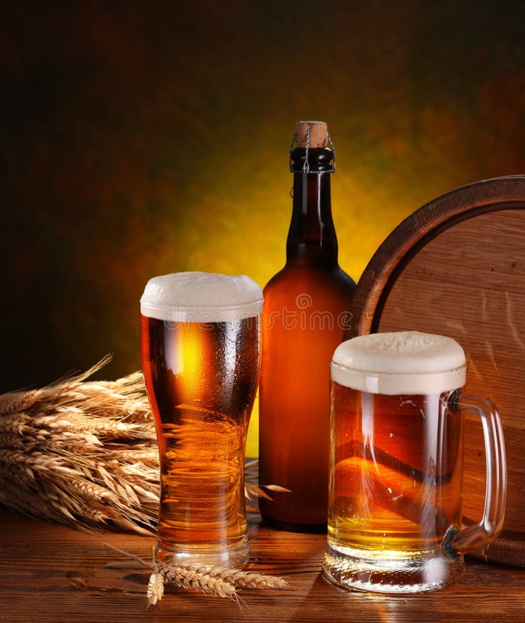 Bier Gieten in Glas Levenslang Met Bier En Hopplant in Retrostijl Stock ...