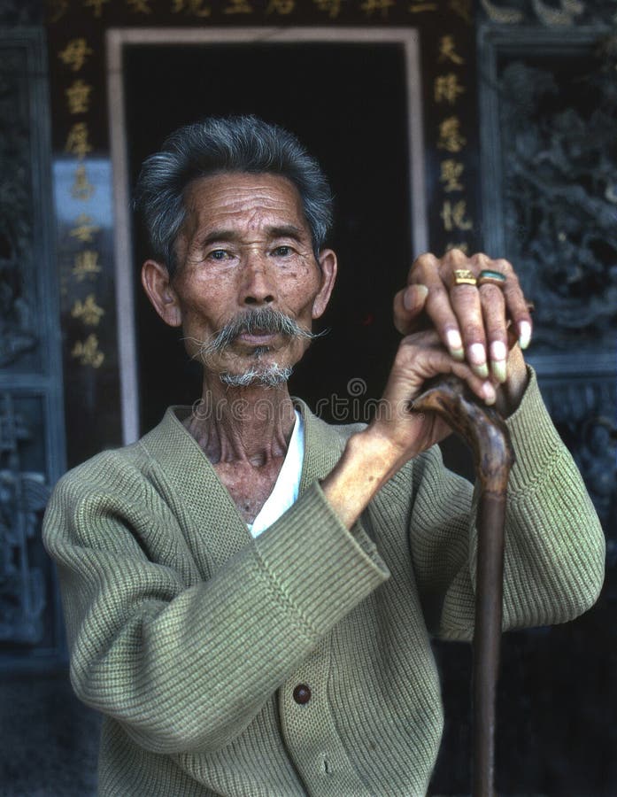 Ruhender chinesischer Mann redaktionelles stockfotografie. Bild von ...