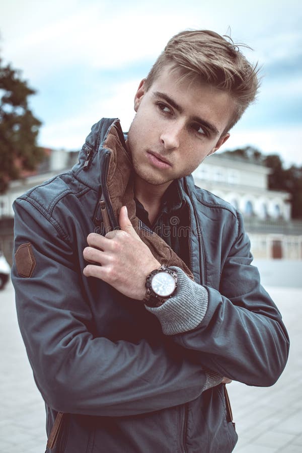 Stilvoller Junger Gutaussehender Mann Stockfoto - Bild von ausdrücke ...