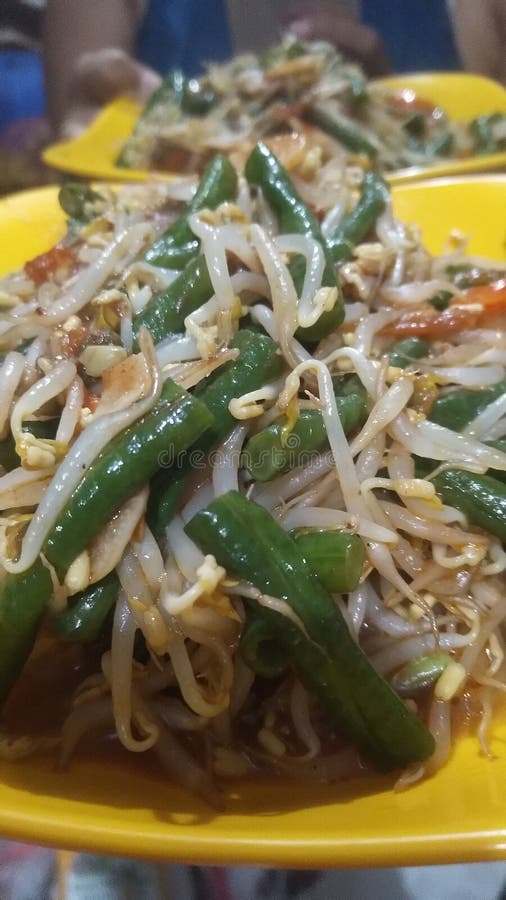 Stir-fried long bean sprouts