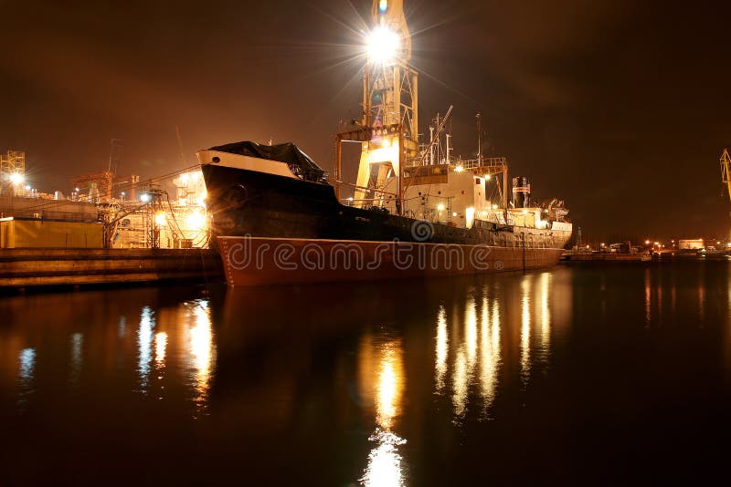 Statek parowy w stoczni obraz stock. Obraz złożonej z naprawa - 22202121