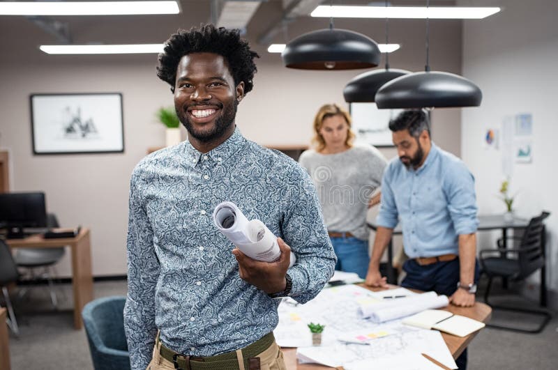 Stolt Arkitekt Som Sitts Med Modellhus Arkivfoto - Bild av isolerat ...