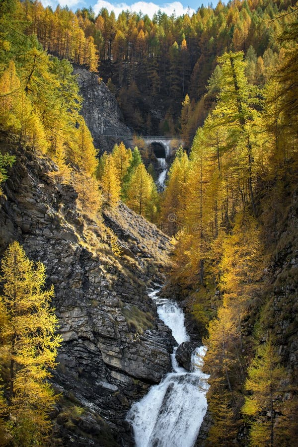 429 Stone Arch Bridge Autumn Waterfall Stock Photos - Free & Royalty ...