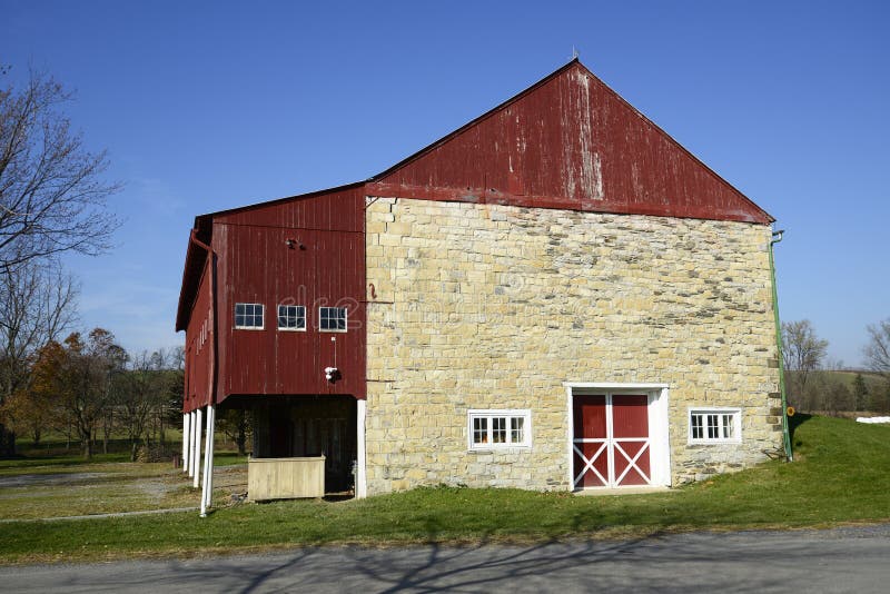 Red Barn with Pennsylvania Dutch Hex Sign Stock Photo - Image of dutch ...