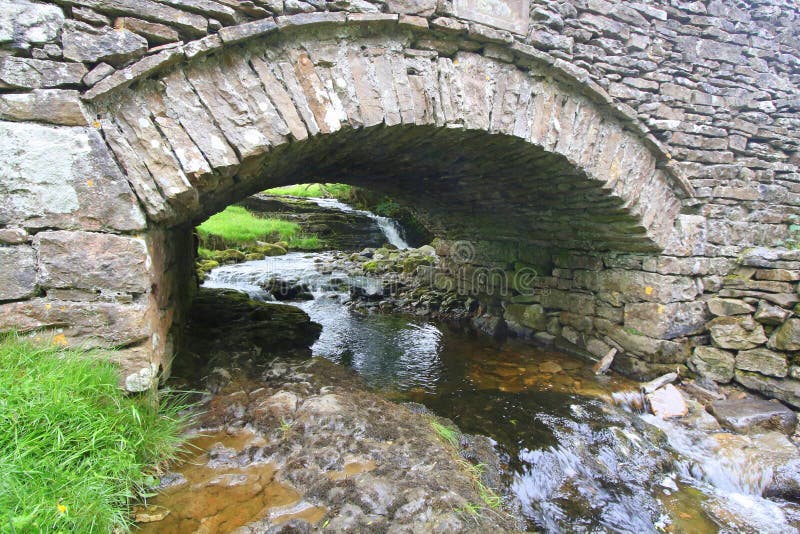 Stone bridge over stream stock photo. Image of voussoir - 84943494