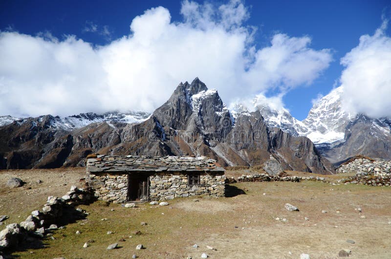 Stone hut in the Everest stock photo. Image of trekking - 22022510