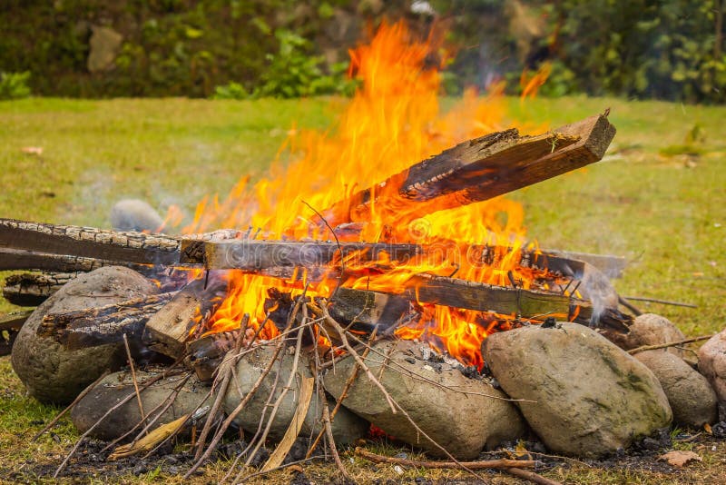 Stone-lined Campfire at a Picnic Stock Image - Image of travel, fire ...