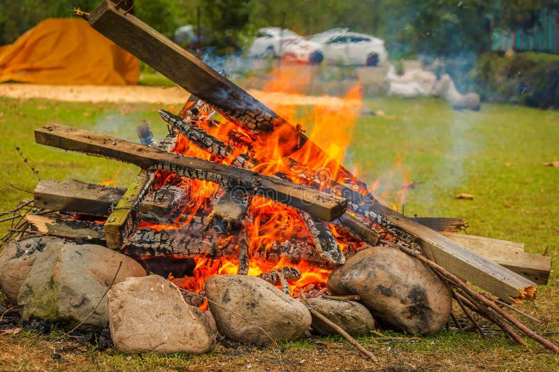 Stone-lined Campfire at a Picnic Stock Image - Image of wood, tourism ...