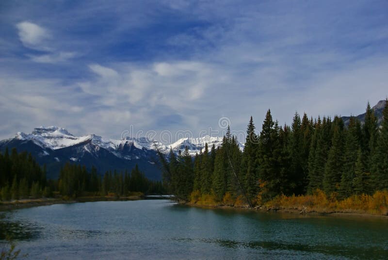 Stoney Squaw-Berg, Mit Bogen-Fluss Stockbild - Bild von herbst, berge ...