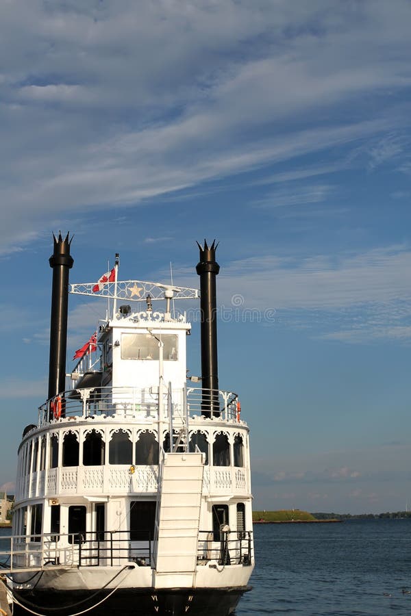 Stoomboot stock foto. Image of vervoer, nieuw, theems - 19134178
