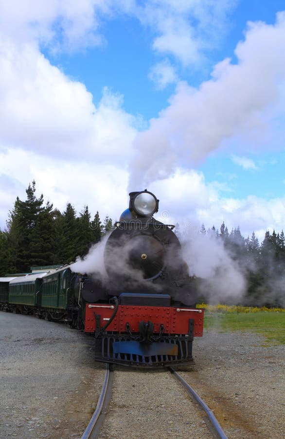 Stoomtrein stock afbeelding. Image of wolk, damp, gouden - 33926701