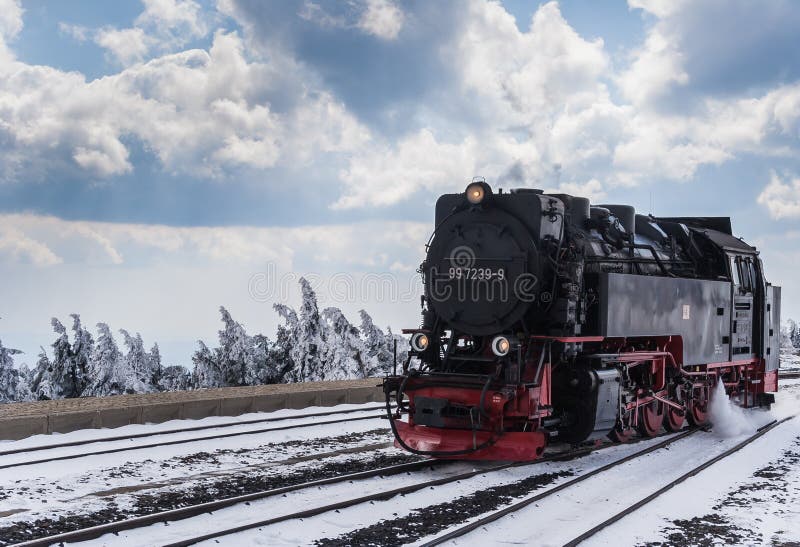 Stoomtrein in de sneeuw redactionele stock foto. Image of europa - 47279178