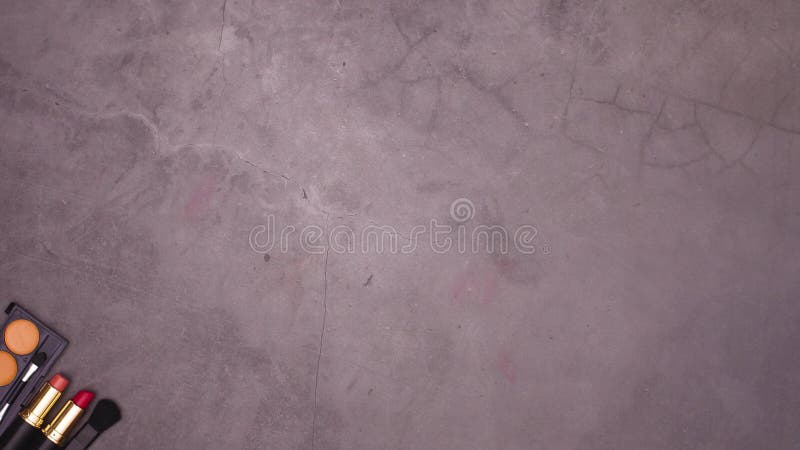 Stop Motion Animation of Make Up Appear on Left Corner of Dark Theme ...