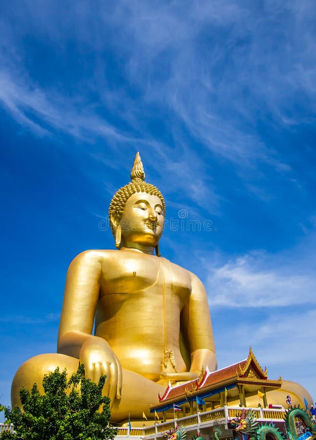 Stor buddha guld- staty arkivfoto. Bild av arkitektur - 40862872