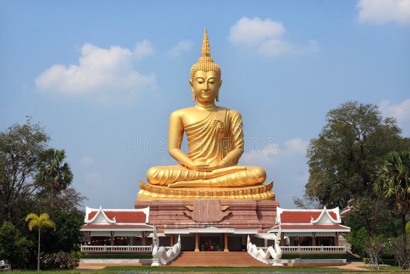 Stor Gyllene Buddha-staty Med Dharma-hjulet Fotografering för ...