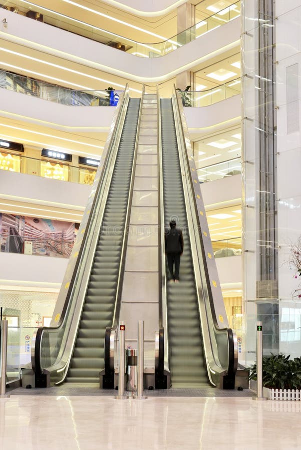 Rulltrappa I Modern Station För Stockholm Tunnelbanadrev Arkivfoto ...