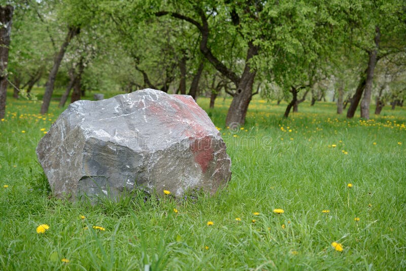 Stor sten fotografering för bildbyråer. Bild av grön - 43892377