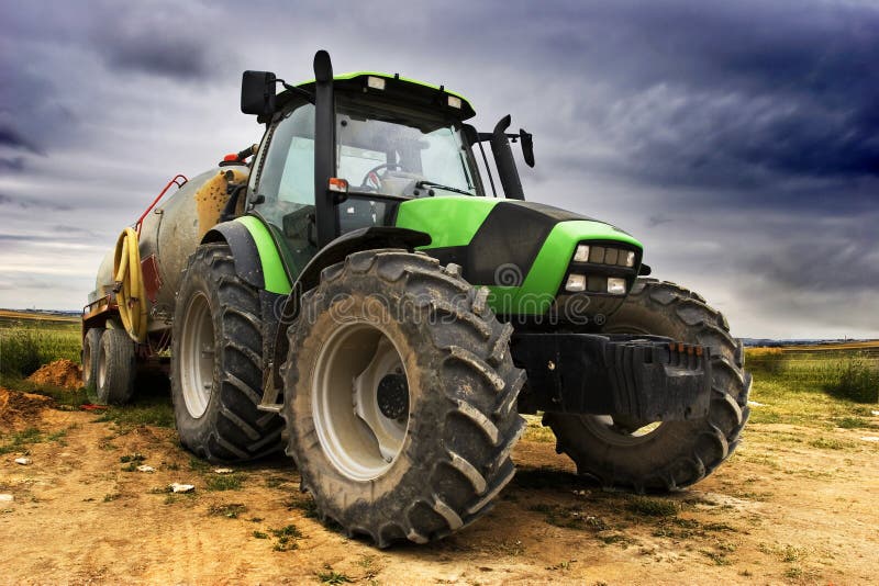 Stor traktor arkivfoto. Bild av himmel, maskineri, dramatiskt - 5482946
