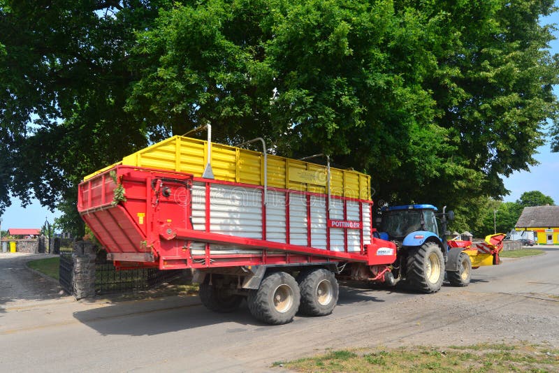 Stor traktor med en släp redaktionell arkivfoto. Bild av bonde - 57101613