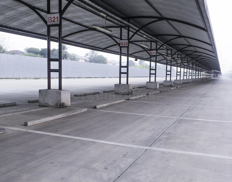 Stor utomhus- parkering fotografering för bildbyråer. Bild av fläck ...