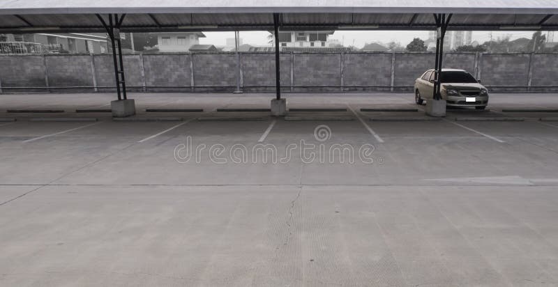 Stor utomhus- parkering arkivfoto. Bild av industriellt - 110123892