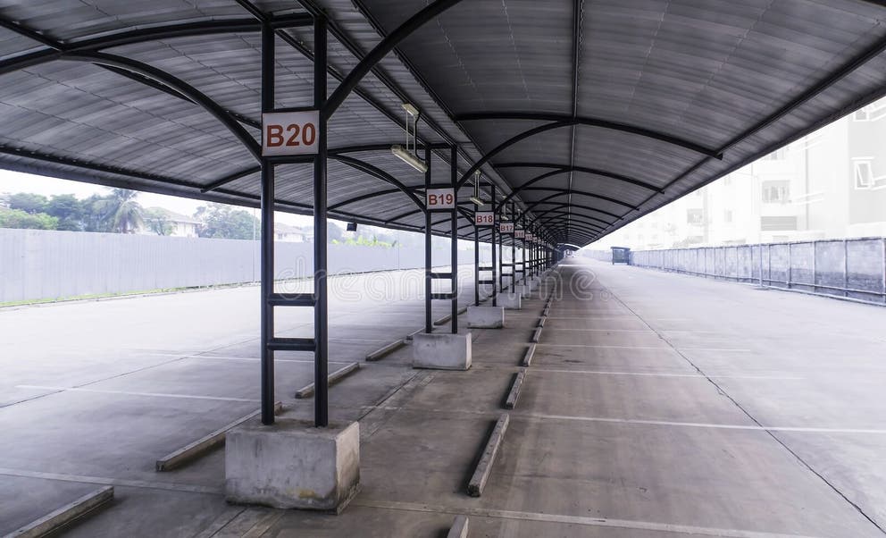 Stor utomhus- parkering arkivfoto. Bild av industriellt - 110123892