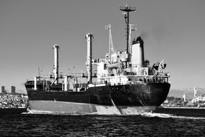 Ett Stort Lastfartyg Skriver In En Industriell Lastport Med Broar ...