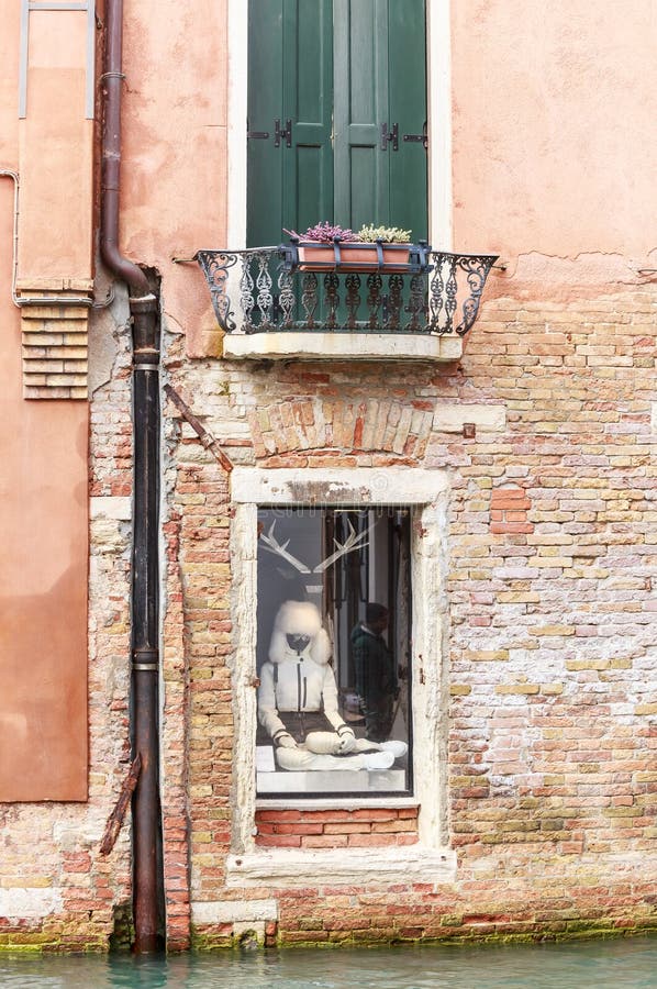 Storefront. Venice editorial image. Image of showcase - 52563950