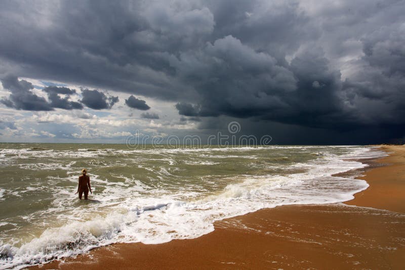 Storm op een zandig strand stock afbeelding. Image of wind - 8441233