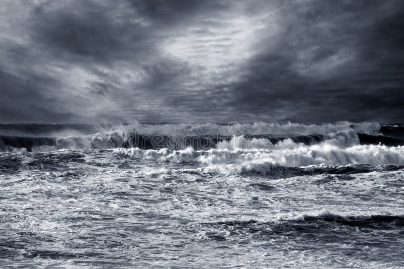 Mörkt Stormigt Hav Med En Dramatisk Molnig Himmel Arkivfoto - Bild av ...