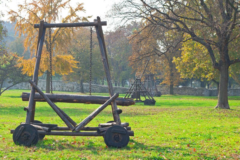 Stormram En Belegeringstoren in Een Woestijn Bij Avond Stock Afbeelding ...